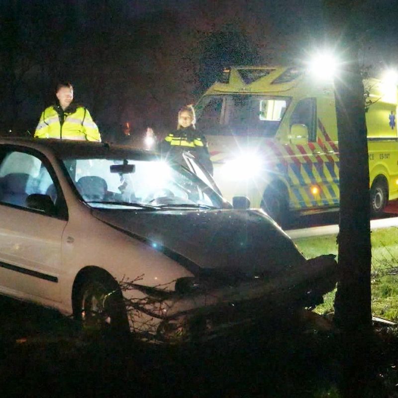 Automobilist botst tegen boom bij Wachtum - RTV Drenthe