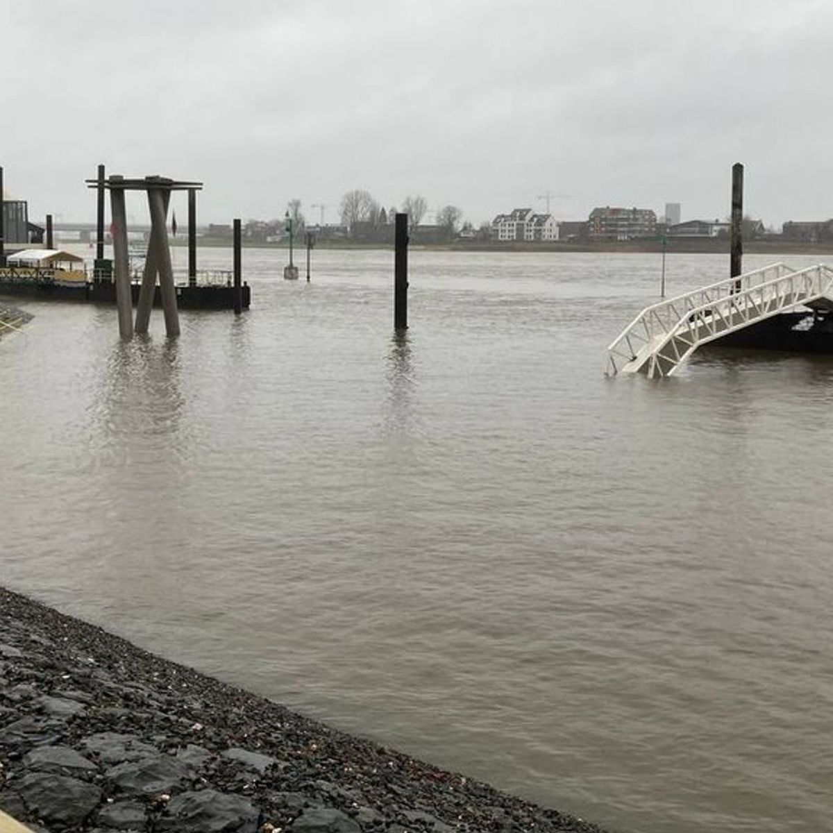 Water in de Waal staat hoger, maar zorgen zijn er niet - Omroep Gelderland