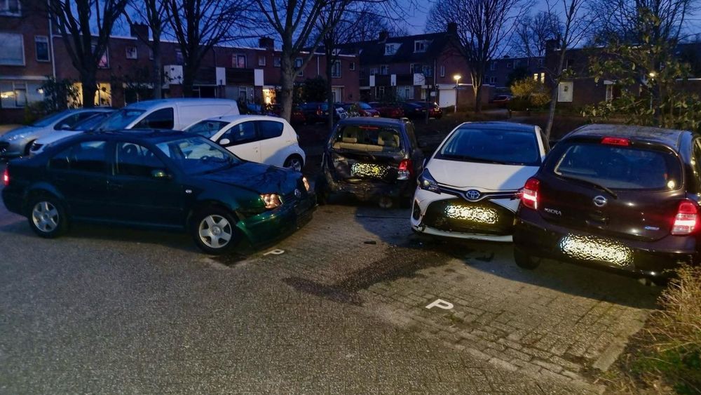 VIDEO | Beschonken bestuurder rijdt drie auto's in de prak - Omroep West