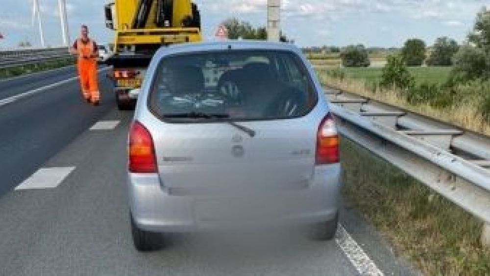 Auto geparkeerd op invoegstrook Pleijroute - Omroep Gelderland