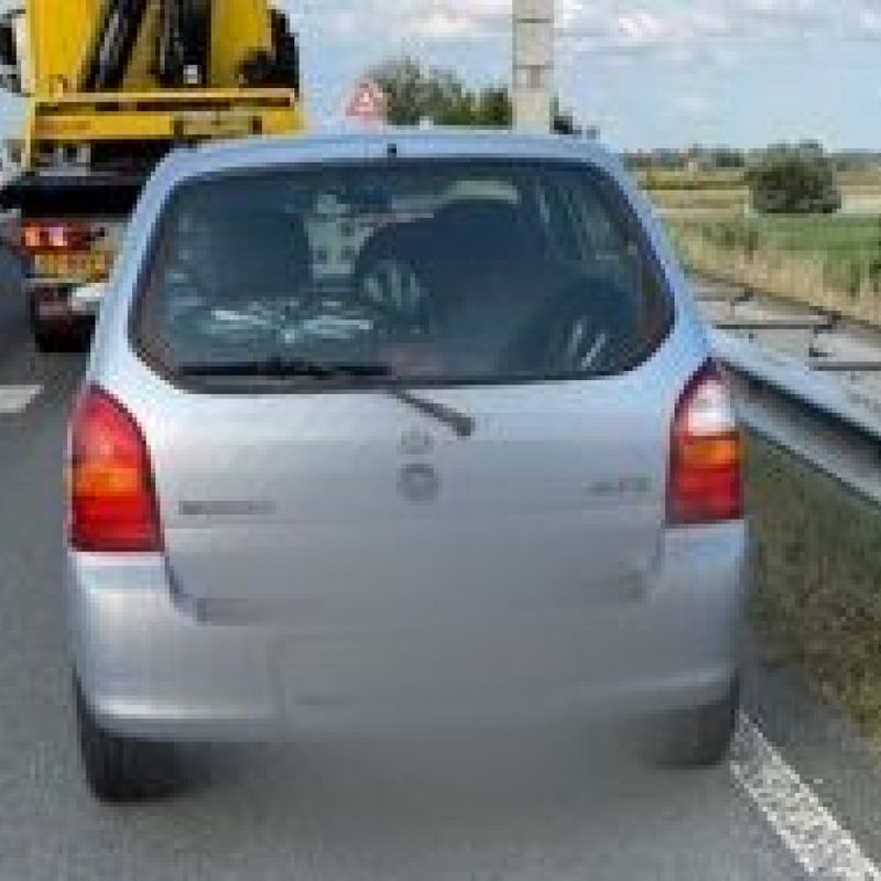 Auto geparkeerd op invoegstrook Pleijroute - Omroep Gelderland