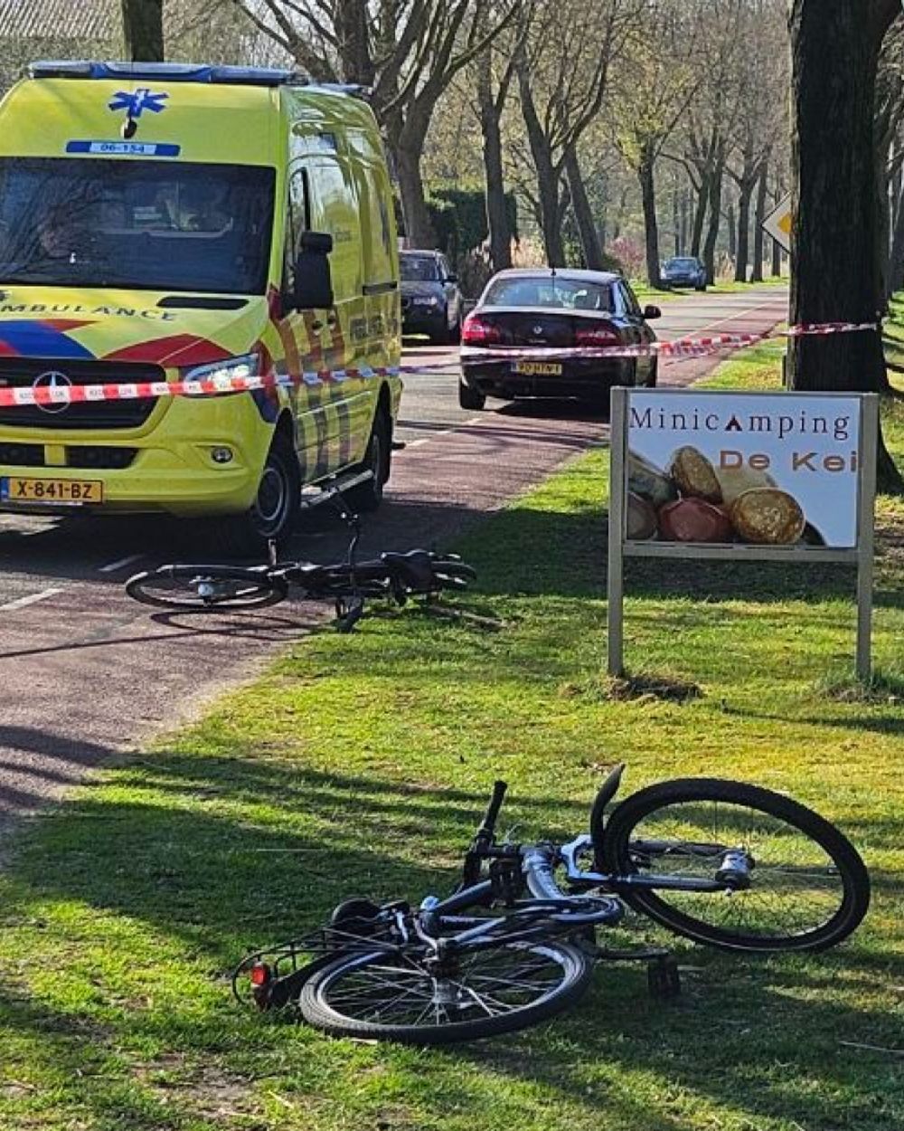 Automobilist rijdt kinderen op fiets aan - Omroep Gelderland