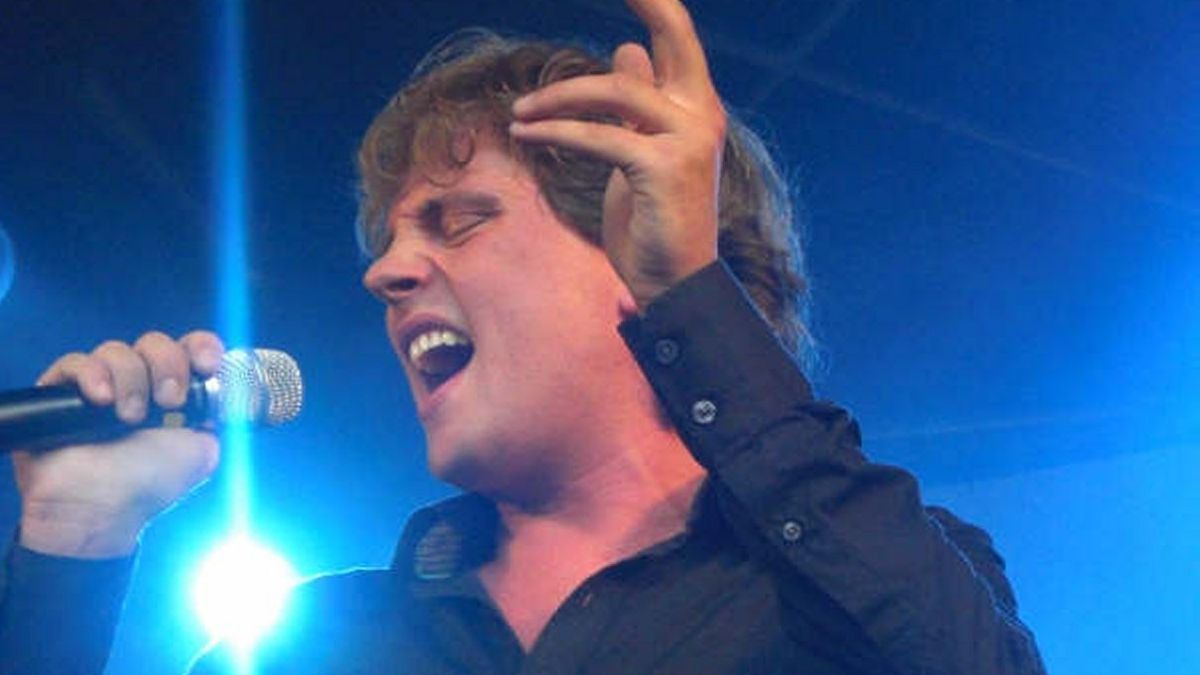 Zanger Bouke vermaakt Elvisfans op Graceland - RTV Drenthe