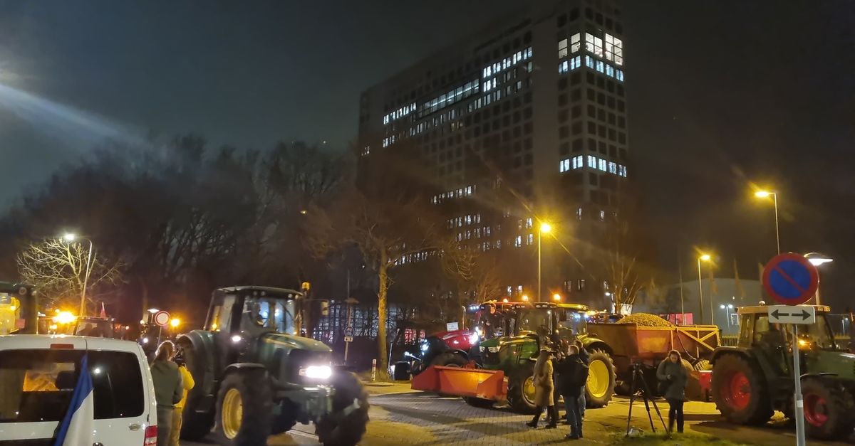 Boeren protesteren en dumpen mest bij provinciehuis Utrecht - RTV Utrecht
