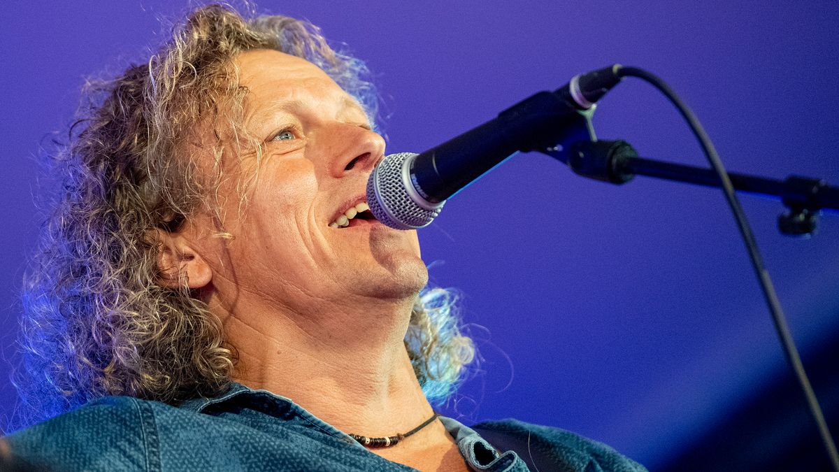 De Kast is werom op nûmer ien yn de Fryske top 100 mei 'In Nije Dei ...