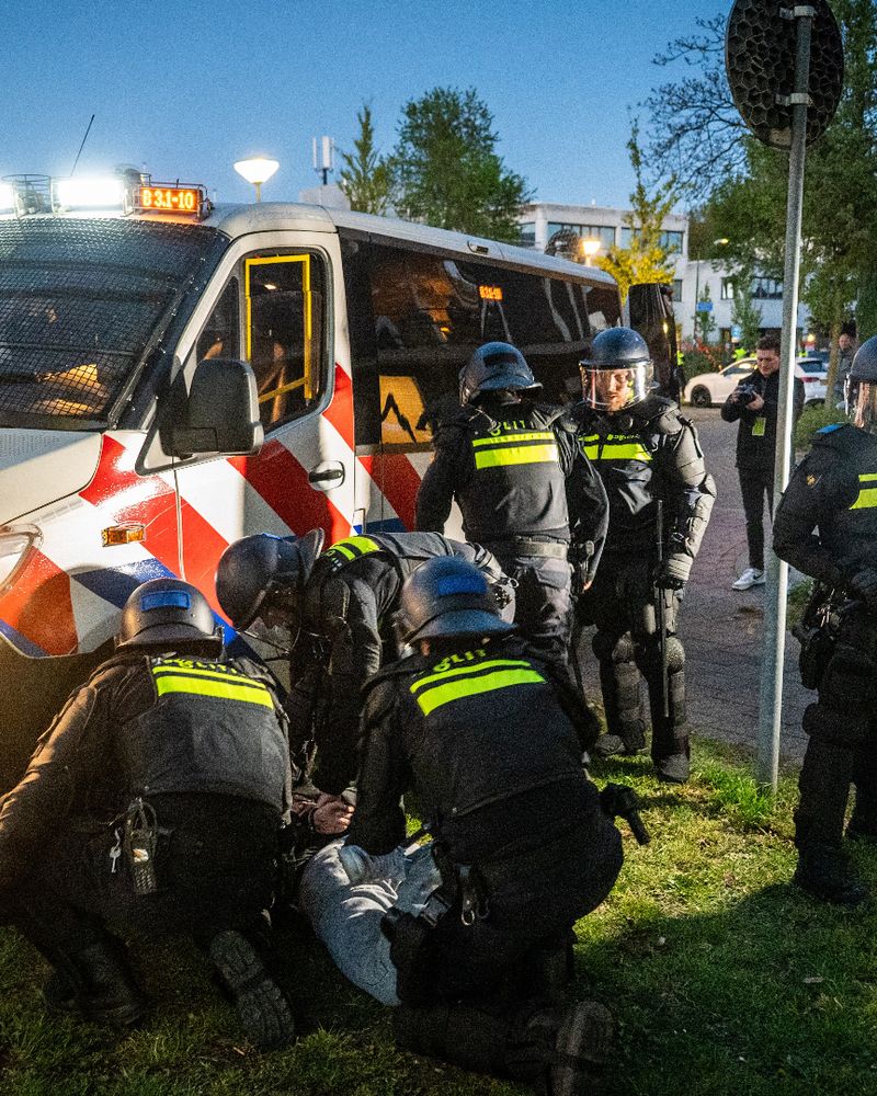 Bilthovenaar (20) rijdt over tenen van ME’er, aangehouden voor poging ...