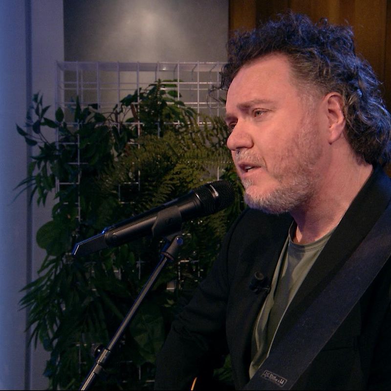 Jan Henk de Groot zingt 'De drij van Woudbloem' - RTV Noord