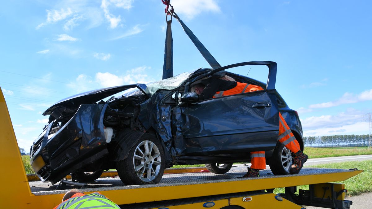 Automobilist raakt van de weg en botst tegen boom - Omroep Zeeland