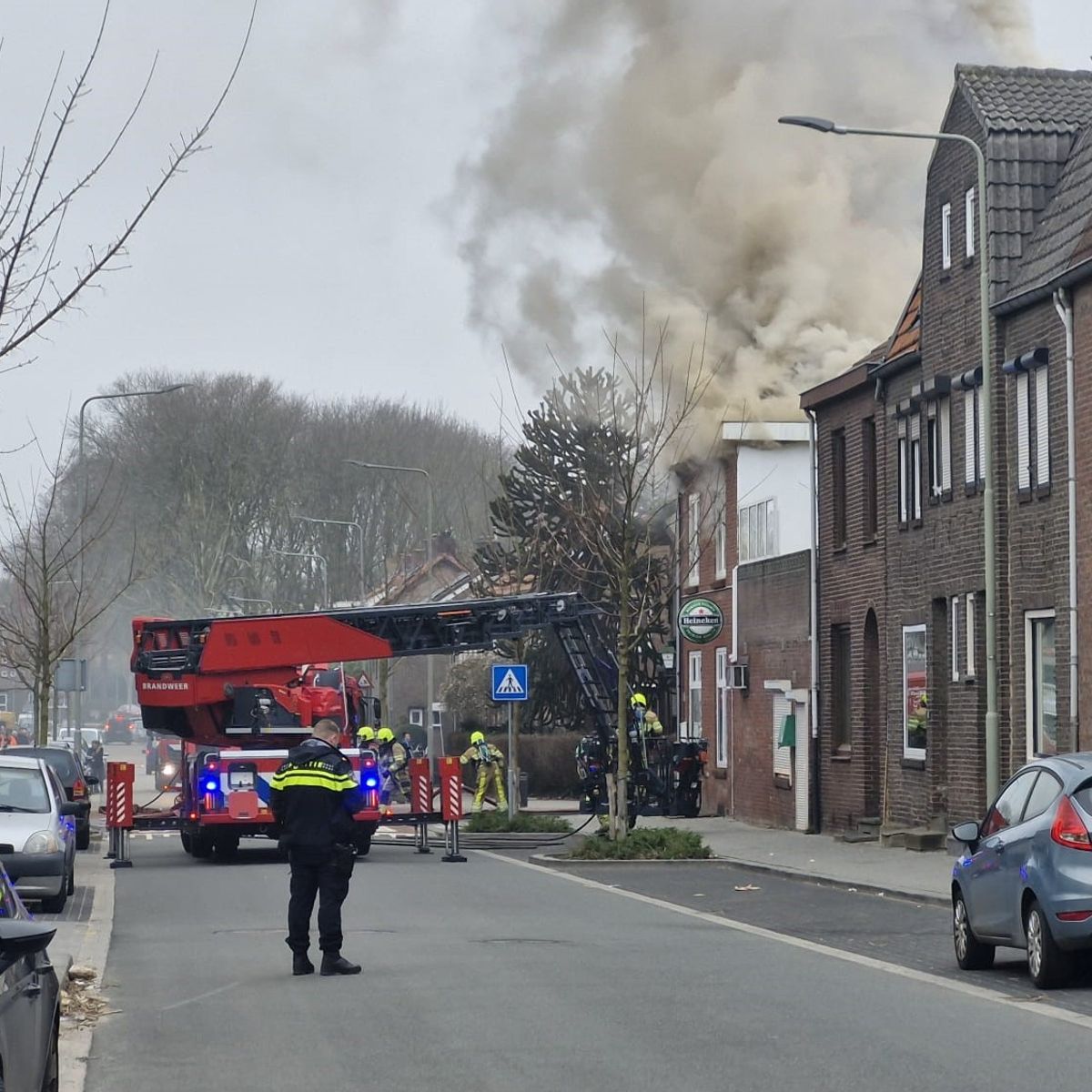 Veel rook bij brand boven café in Geleen - L1 Nieuws