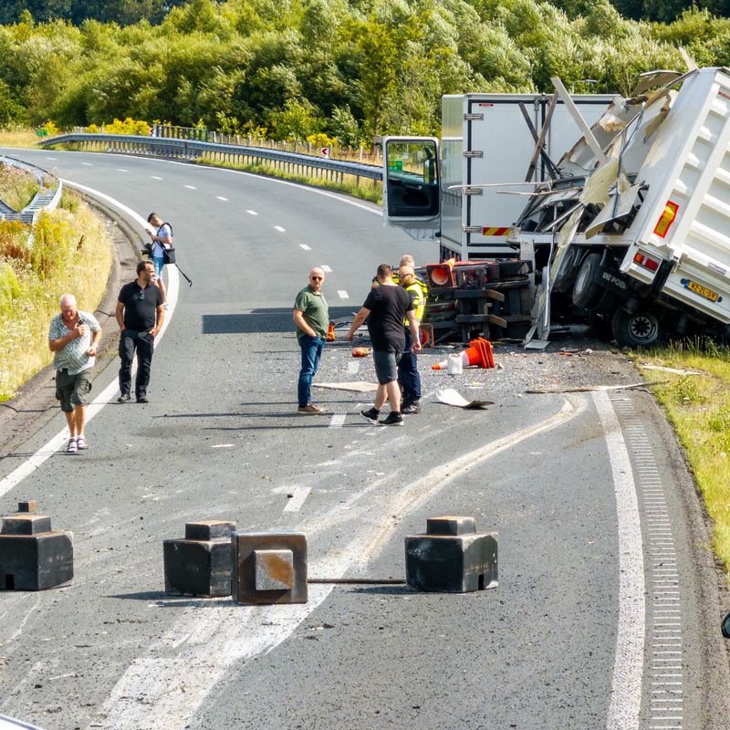 N381 richting Drenthe enige tijd afgesloten vanwege gekantelde trailer ...