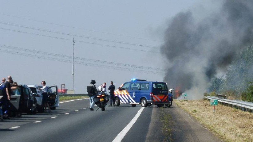 Brandende auto zorgt voor nieuwe file A58 (video) - Omroep Zeeland
