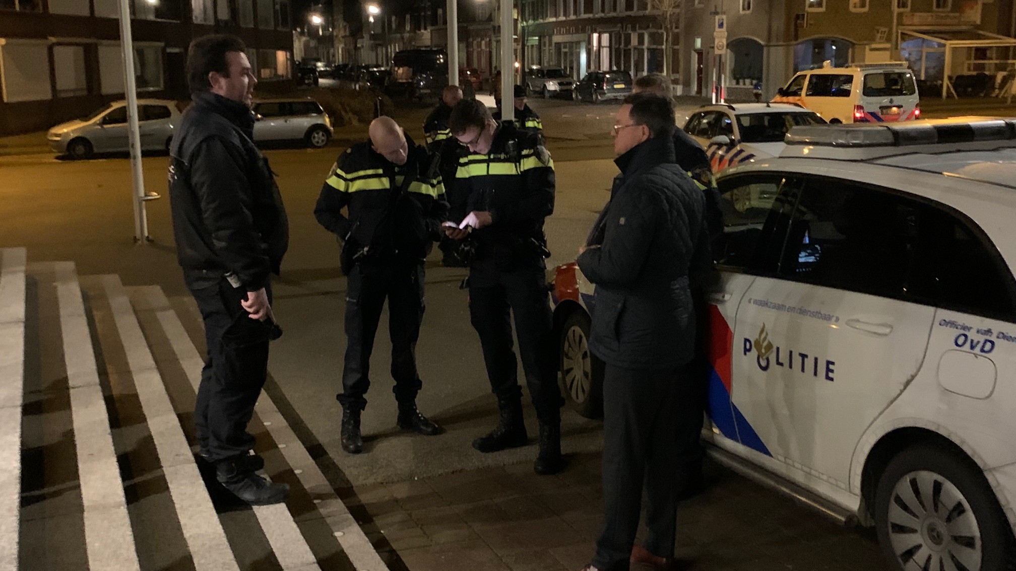 Nog geen aanhoudingen na rellen stadhuis, politie vraagt relschoppers ...