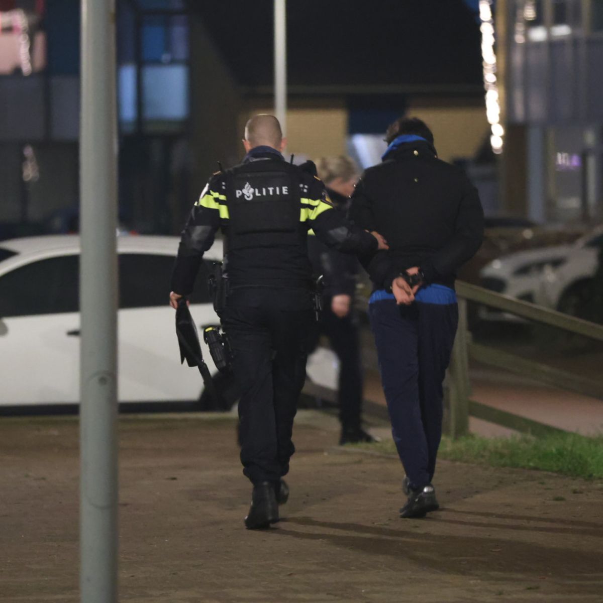 Agenten met kogelwerende vesten vallen huis binnen, vijf arrestaties ...