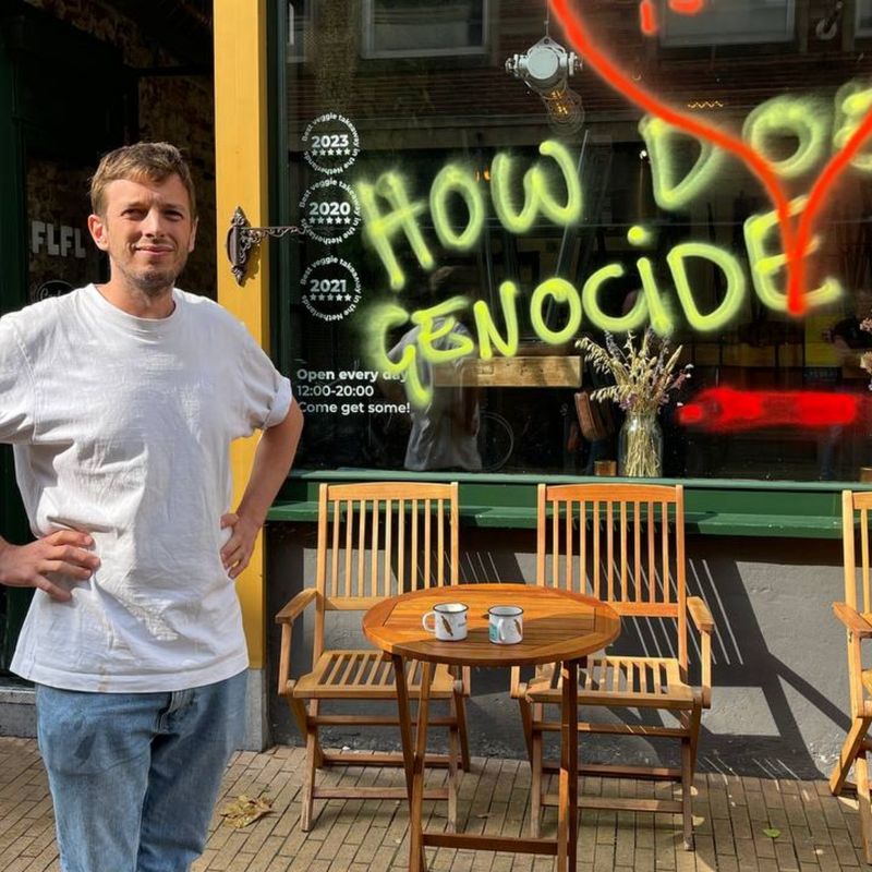 Eettentjes Stad beklad met anti-genocideleuzen: 'Falafel bestaat langer ...