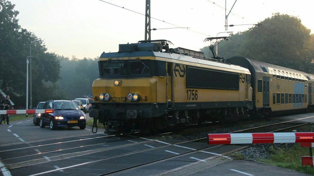 File op N350 door overwegstoring bij Holten, ook vertraging voor ...