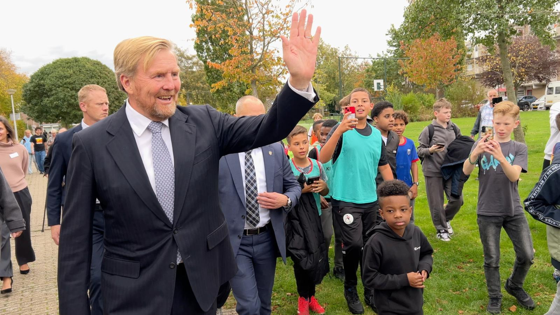 Koning wordt ontvangen als popster in deze gemeente: 'Ik was mijn hand ...