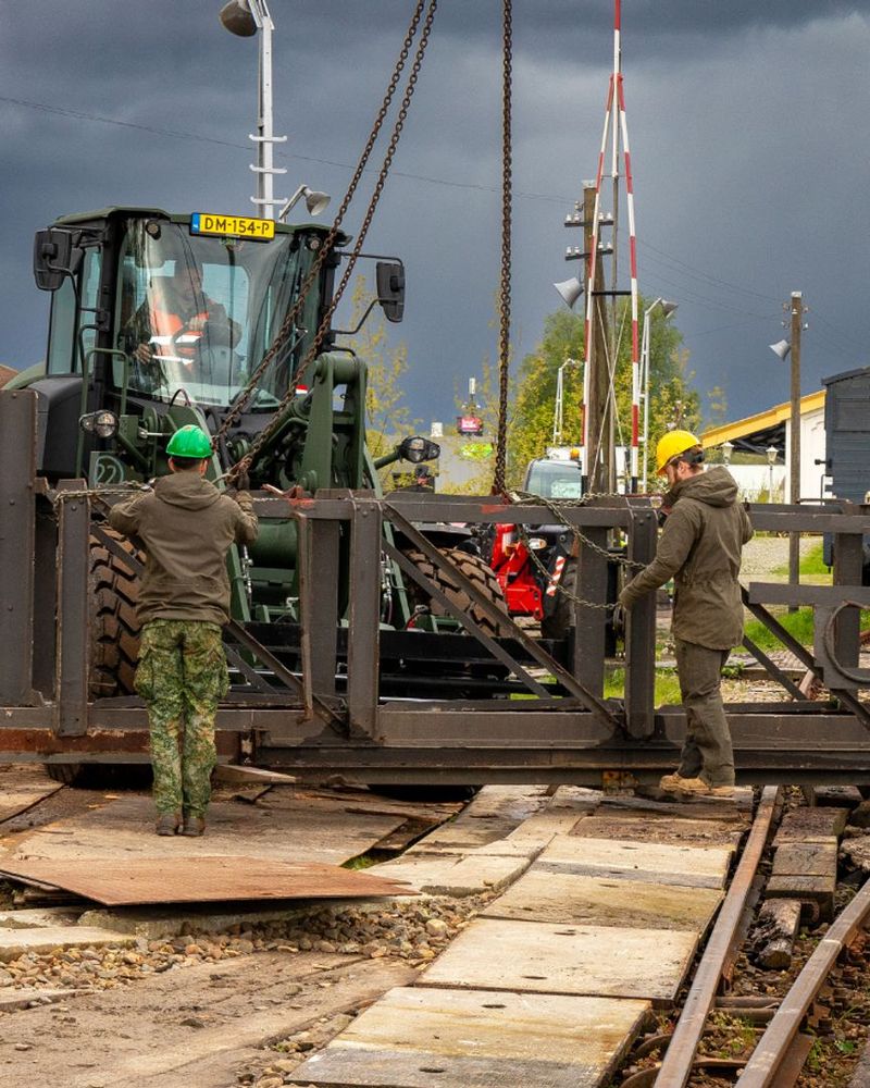 De onderdelen voor de opbouw van een treinenfabriek in Goes liggen ...