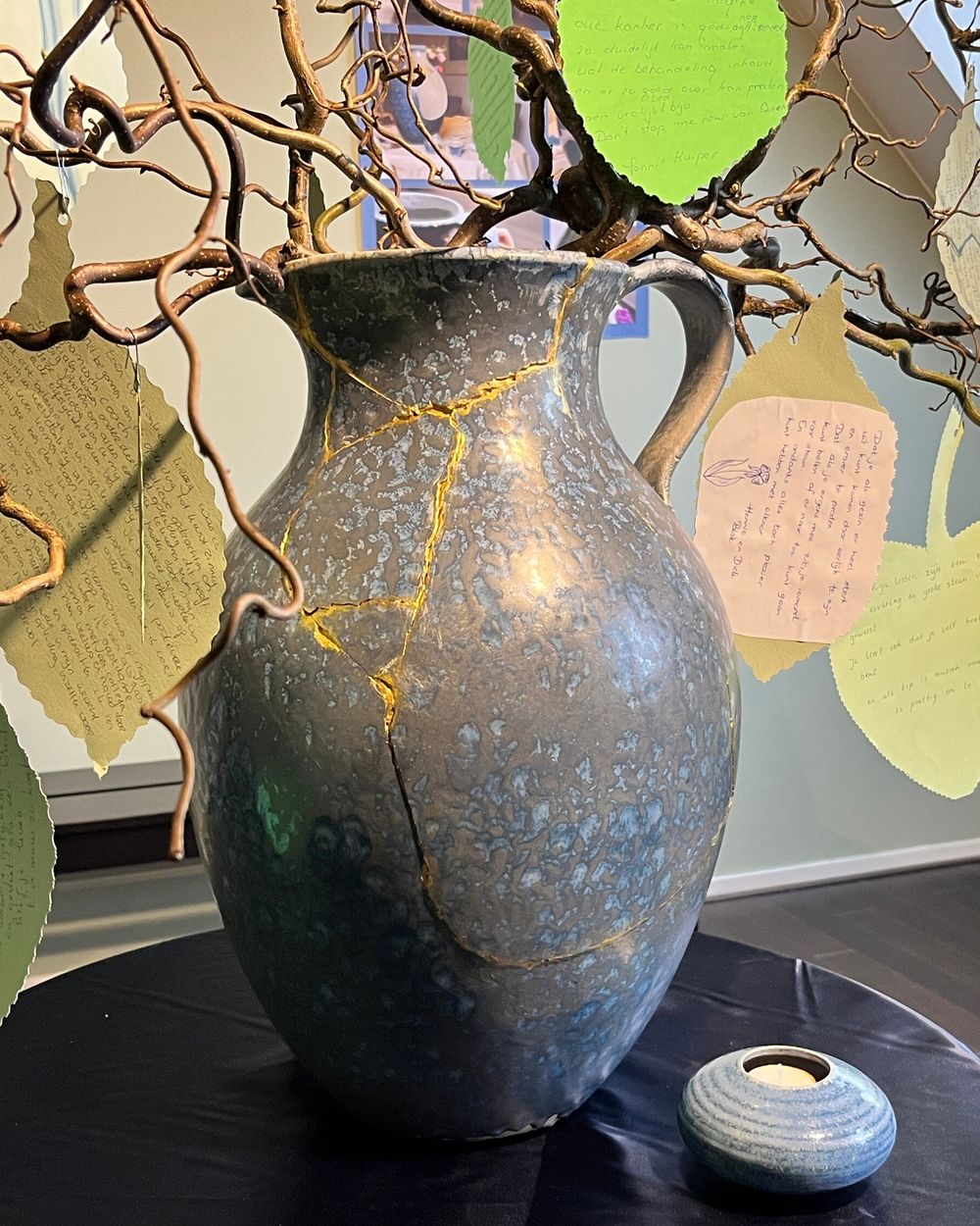 Een bij elkaar gelijmde vaas als krachtig symbool voor leven met en na ...