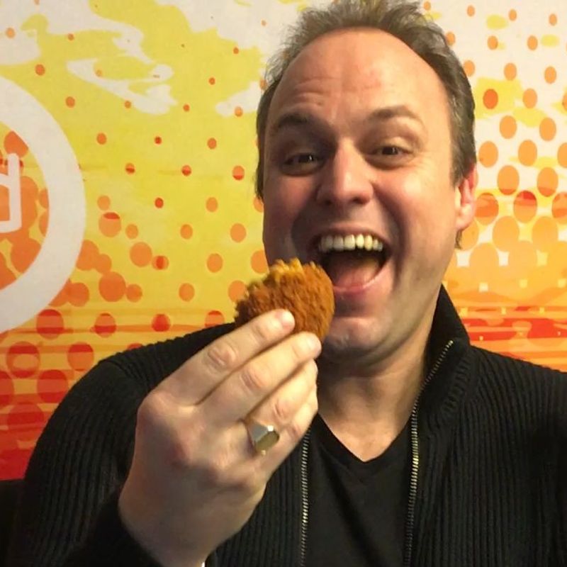 Frans Bauer verrast met zijn favoriete snack: een bamibal uit Velp ...