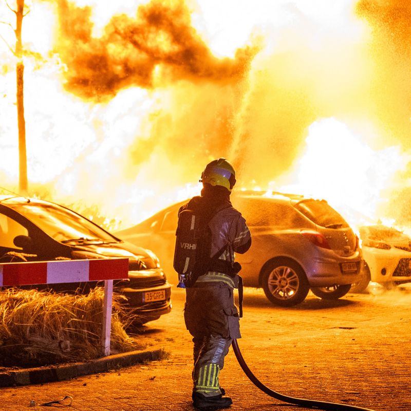 Flatbewoners schrikken van enorme brand voor de deur: 'Zag niks meer ...