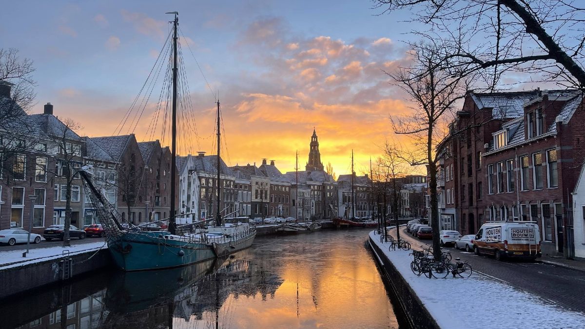 In beeld: Zonsopkomst boven winters landschap en schaatsers in Tolbert ...