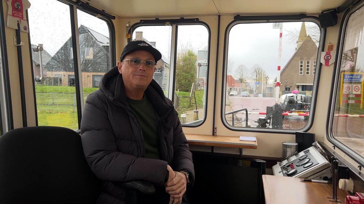 Veerpont Eemdijk van start met nieuwe pontbaas Alex: 'Ik sta hier ... Veerpont Eemdijk van start met nieuwe pontbaas Alex: 'Ik sta hier ...