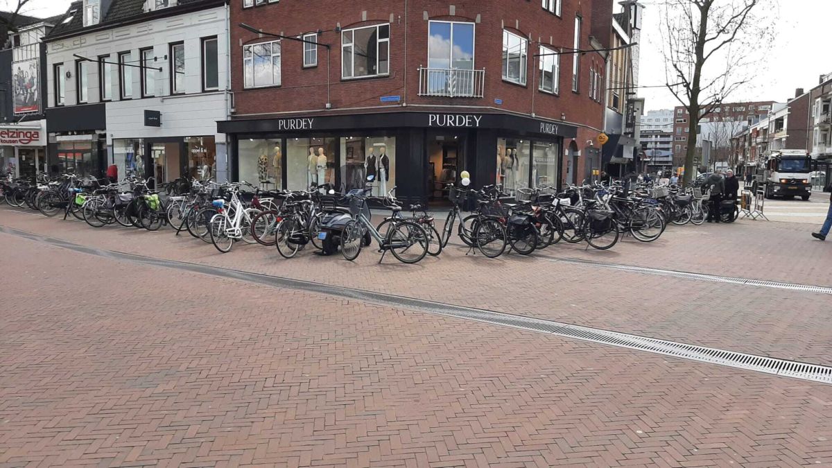 Ergenis om wildparkeren van fietsen in binnenstad van Hengelo - Oost