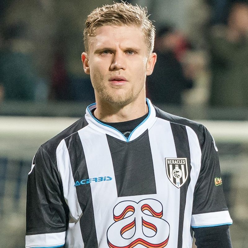 Heracles Almelo langer door met middenvelder Alexander Merkel - Oost