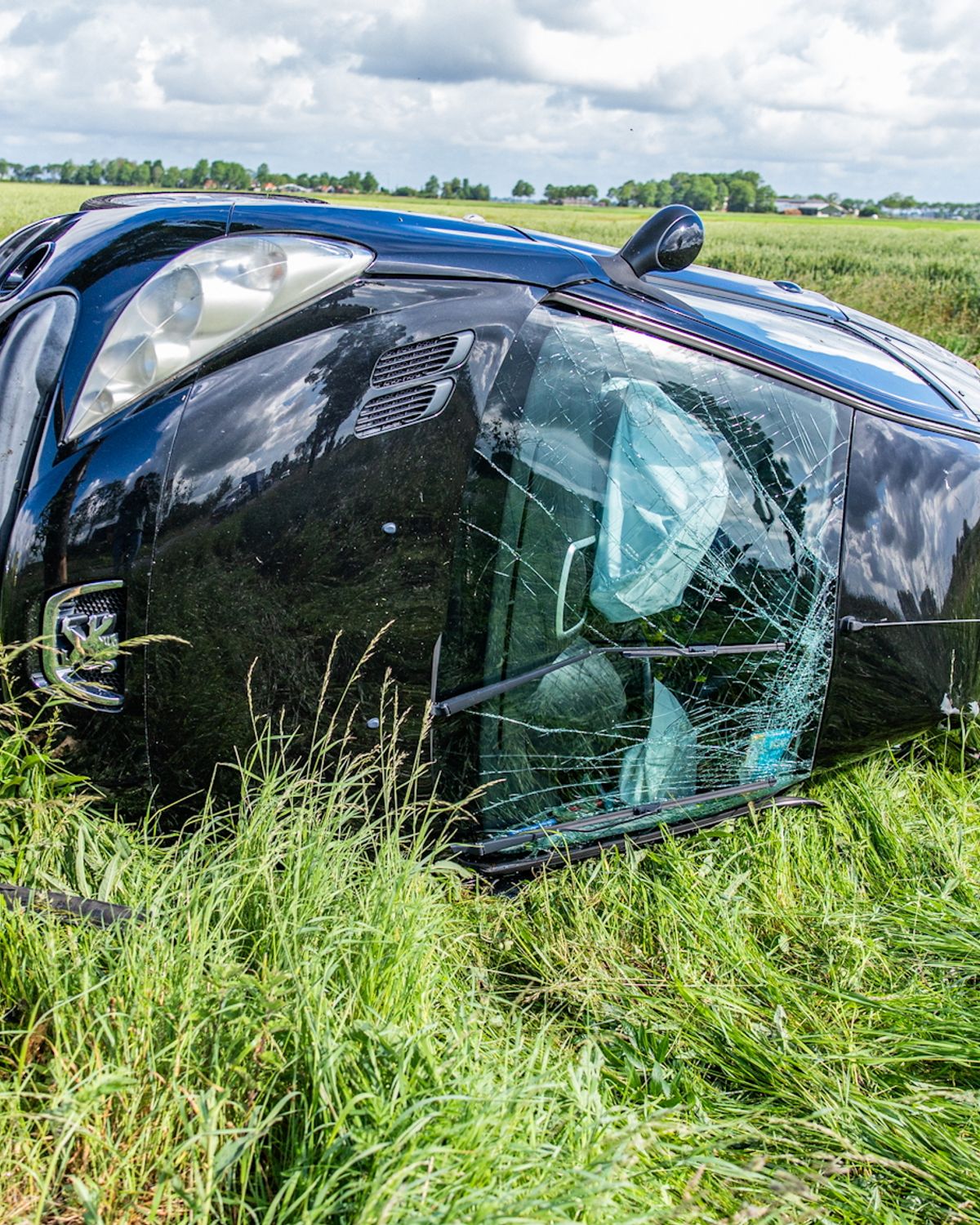 Auto belandt op zijkant naast de weg in Ingwierrum - Omrop Fryslân