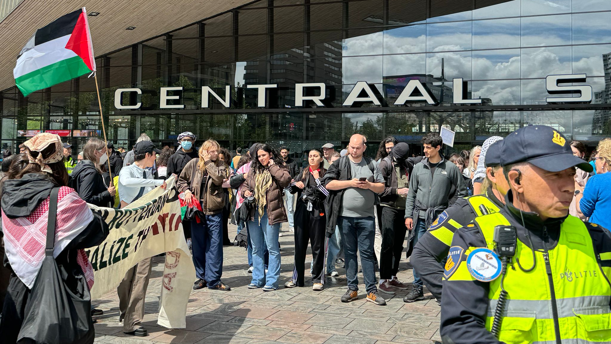 Lees terug: Pro-Palestina demonstratie bij Rotterdam Centraal beëindigd ...