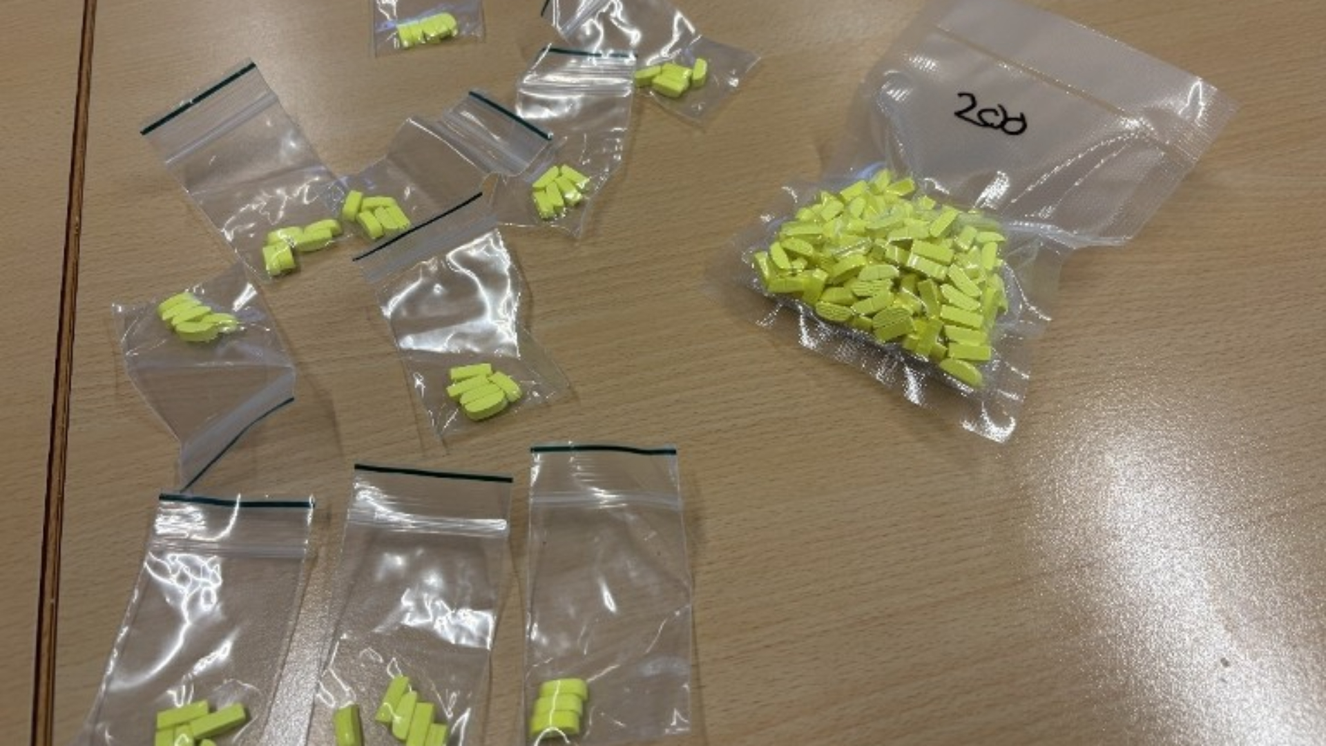 LSD geprint als Pokémon-kaarten: vijf arrestaties in drugsonderzoek ...