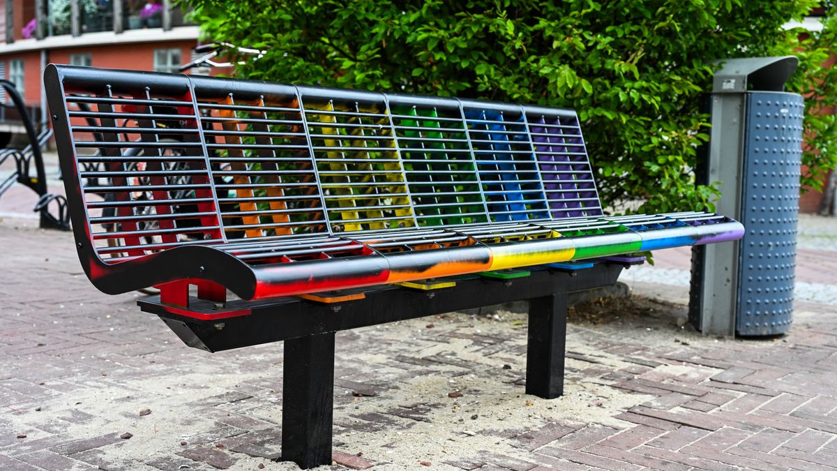 Nieuw regenboogbankje zwart geverfd, blijft hele zomer staan - Omroep West