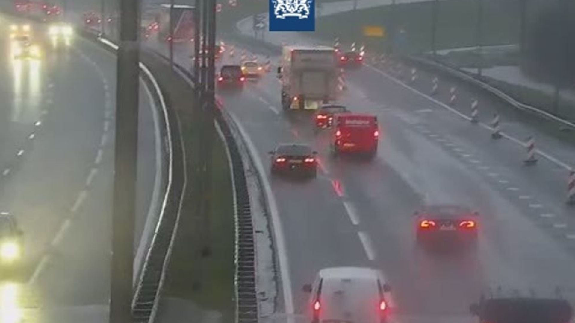 Gaten in wegdek snelweg A28, grote vertraging verkeer - Omroep Gelderland