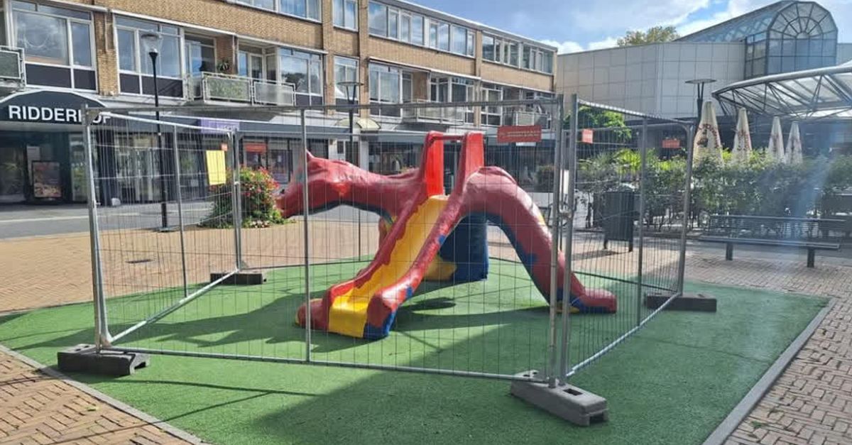 Deze draak heeft scherpe gaten bij zijn neus, daarom mogen kinderen er ...