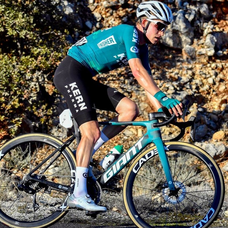 Wielercarrière Van der Tuuk en Dekker gaat verder in Baskisch oranje ...