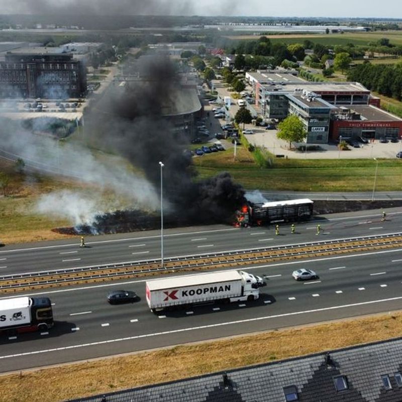Verkeersdrama op A2 na grote vrachtwagenbrand - Omroep Gelderland