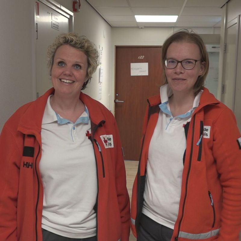 'In de bus rook je de oorlog': Fiona de Valk is Rode Kruis-vrijwilliger ...