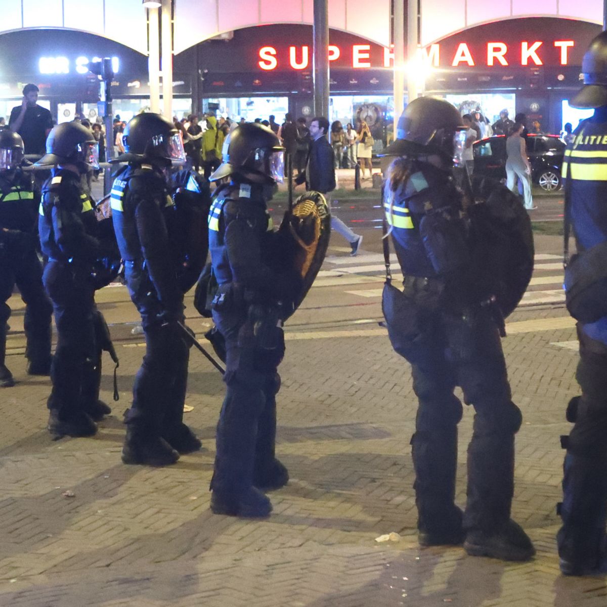 Eerste aanhoudingen verricht na rellen op Scheveningen - Omroep West