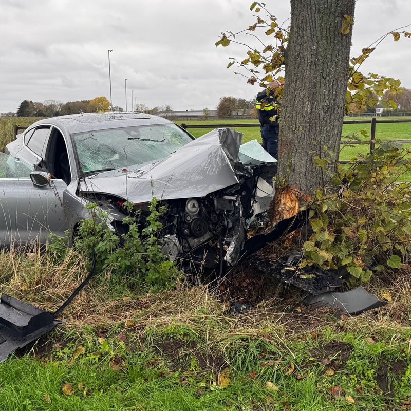 Auto knalt op boom in Ospel, inzittenden naar ziekenhuis - L1 Nieuws