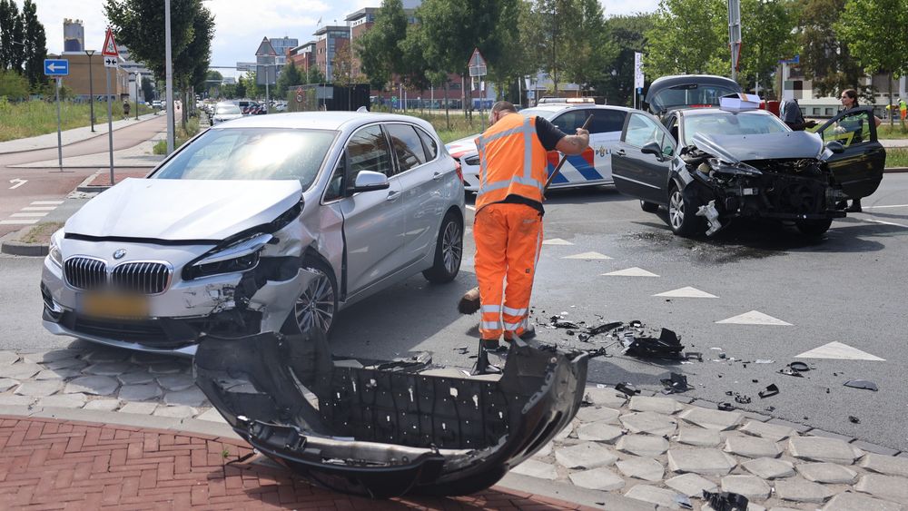 112-nieuws | Auto's botsen op elkaar op kruispunt - 200 kilo vuurwerk inbeslaggenomen - Omroep West