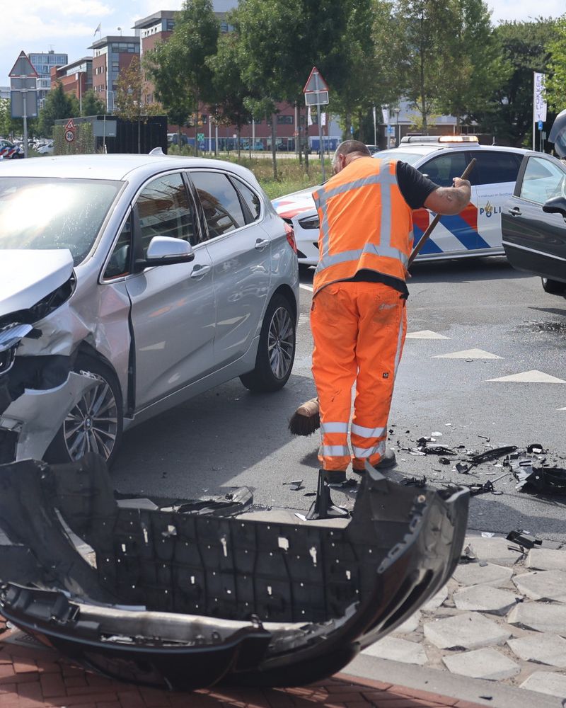 112-nieuws | Auto's botsen op elkaar op kruispunt - 200 kilo vuurwerk inbeslaggenomen - Omroep West