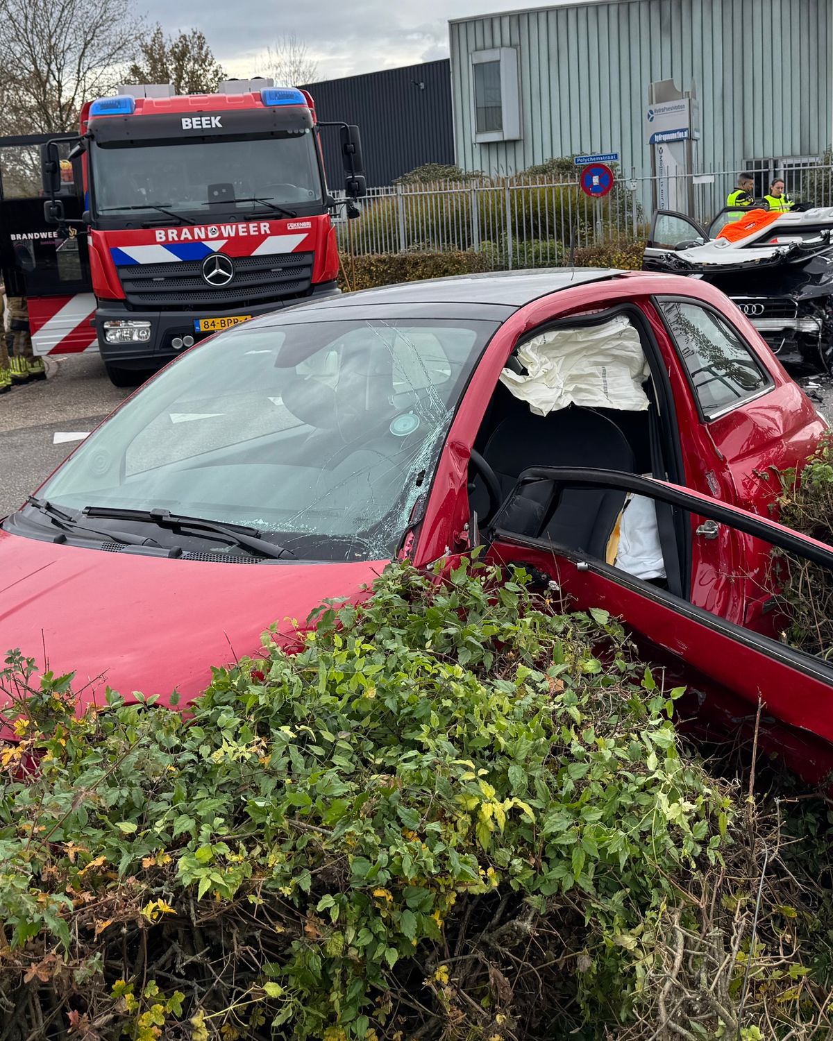 Gewonde en veel schade bij aanrijding in Beek - L1 Nieuws