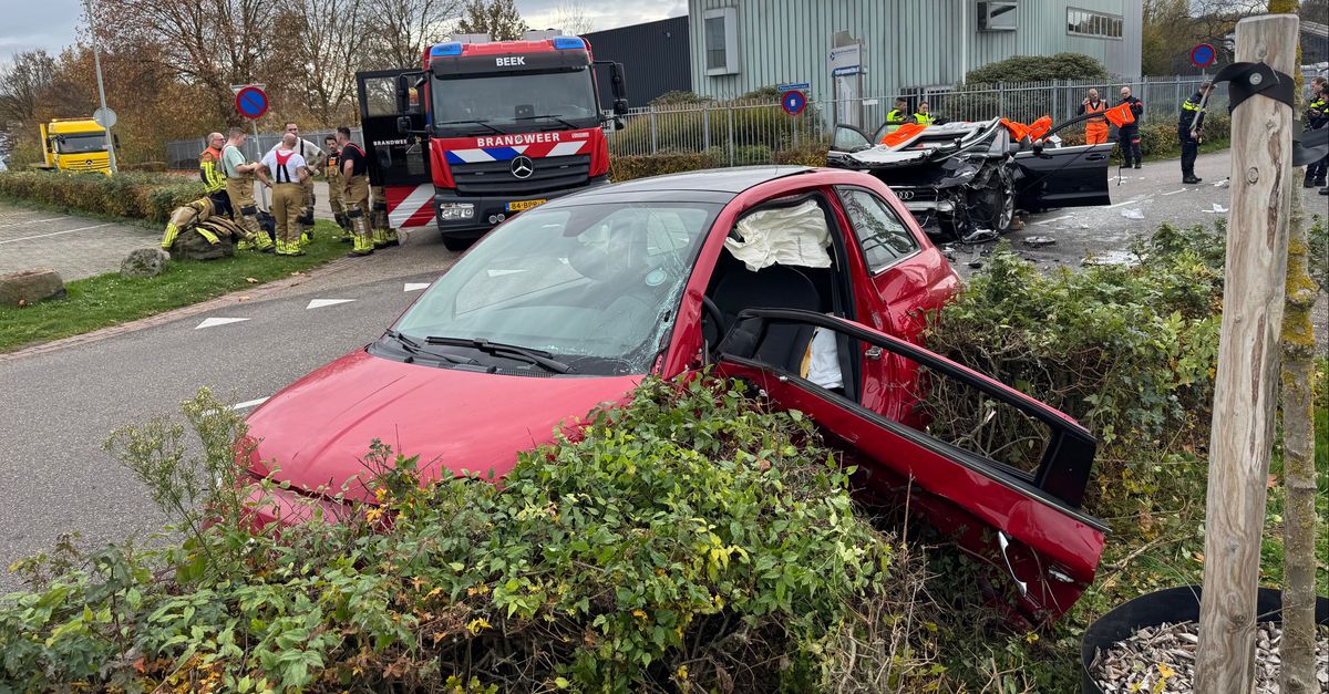 Gewonde en veel schade bij aanrijding in Beek - L1 Nieuws