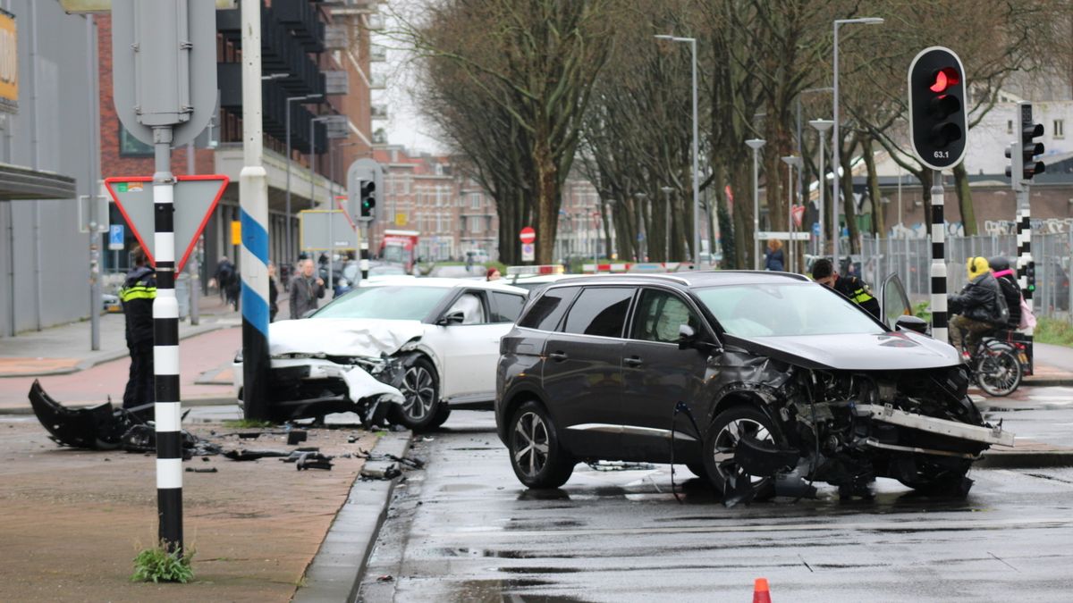 Flinke schade en gewonden na botsing tussen twee auto's | Kilo's heroïne en andere drugs ...