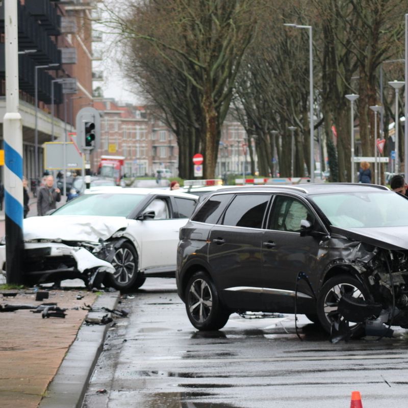 Flinke schade en gewonden na botsing tussen twee auto's | Kilo's heroïne en andere drugs ...