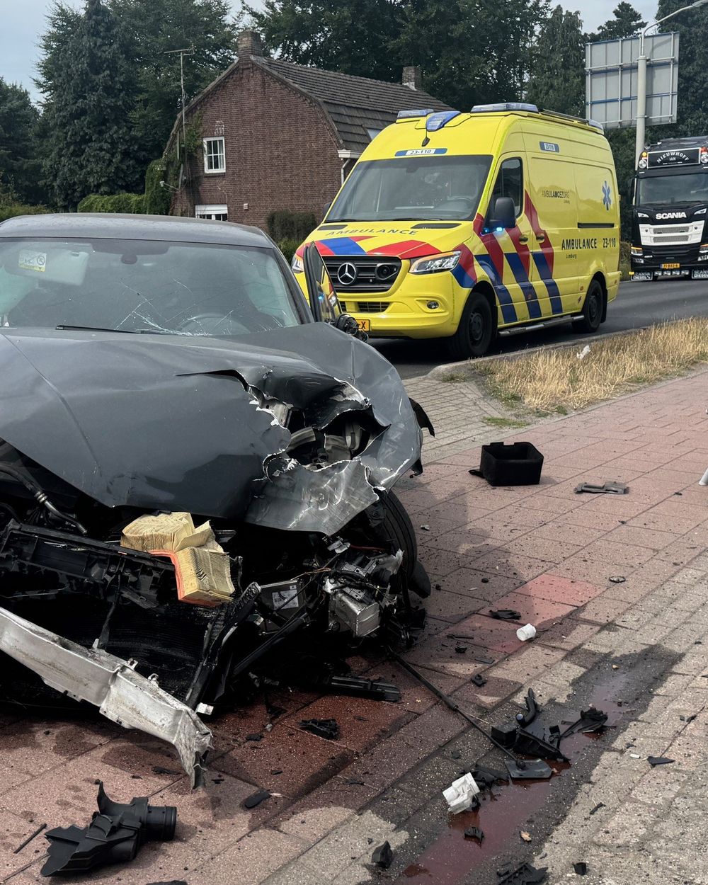Auto rijdt op verkeerde weghelft en botst tegen vrachtwagen in Baexem - L1 Nieuws