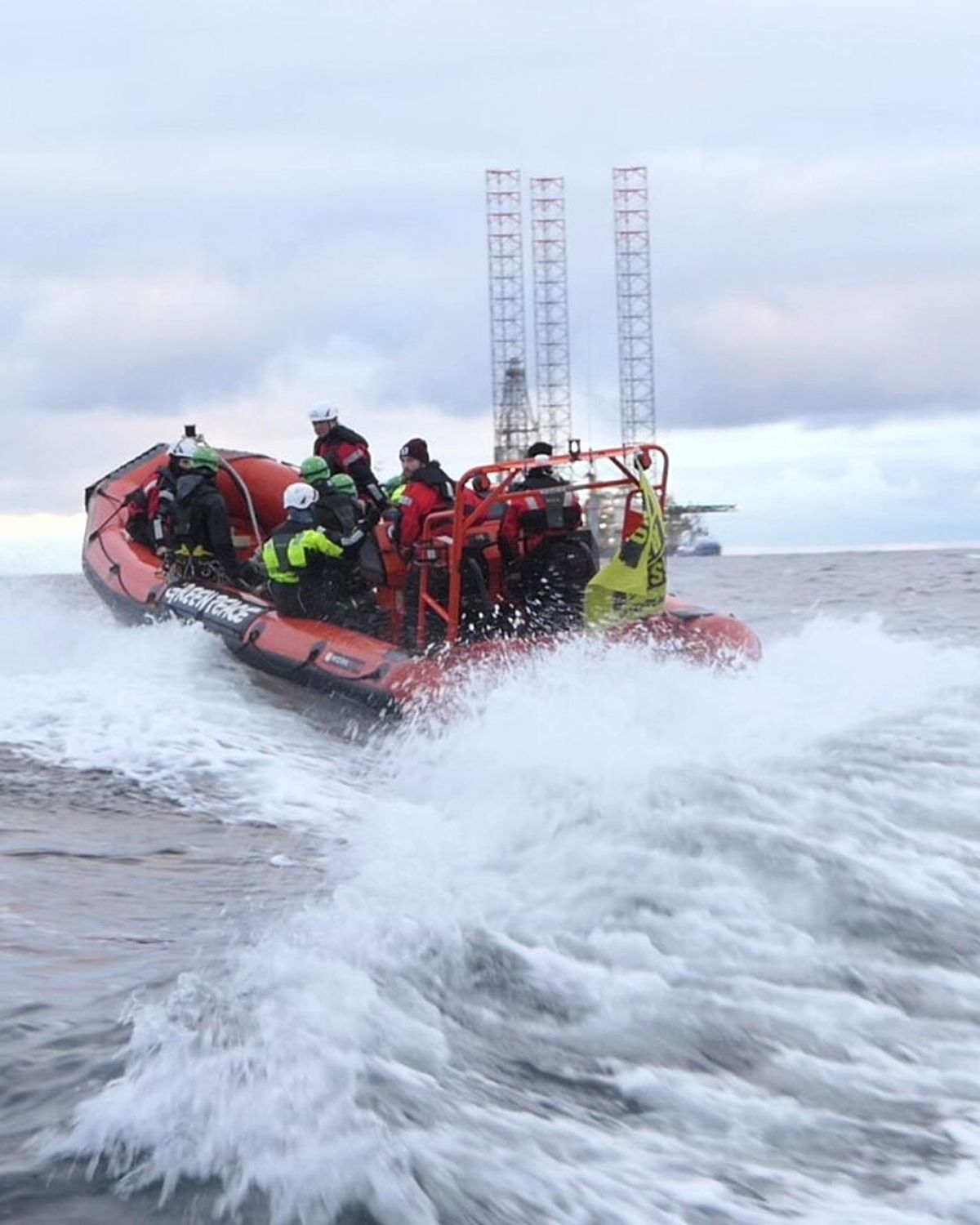 Kijk hier hoe actievoerders van Greenpeace een boorplatform op de ...