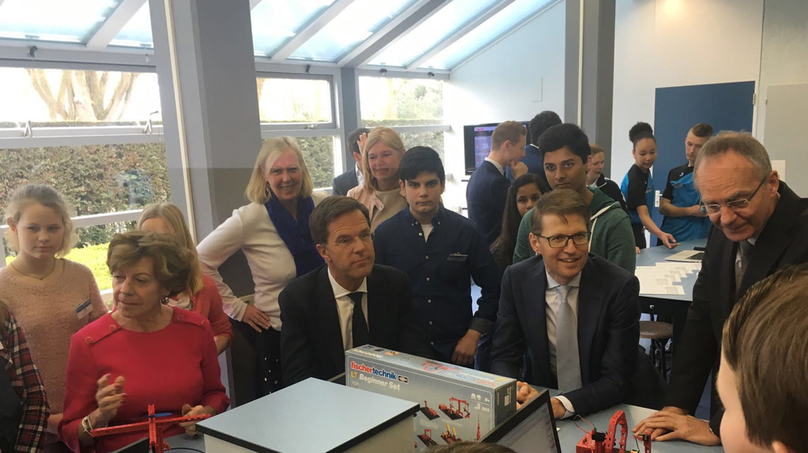 VVD-prominenten bezoeken Veurs Lyceum in Leidschendam voor ...