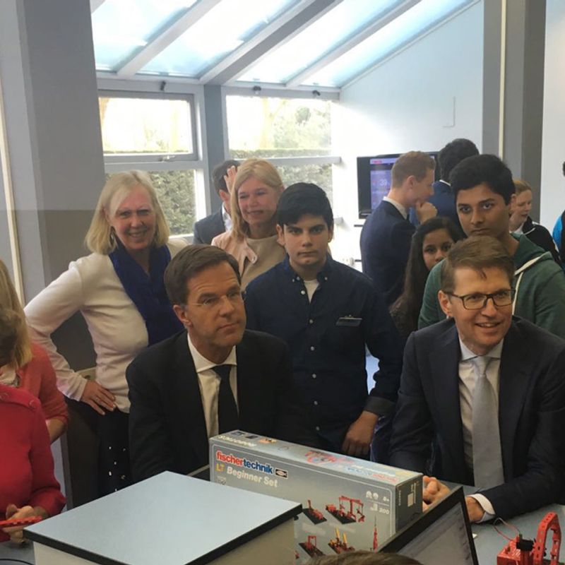 VVD-prominenten bezoeken Veurs Lyceum in Leidschendam voor ...
