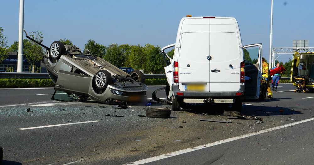 Auto over de kop bij groot ongeluk met meerdere auto's op A29, 6 gewonden naar het ziekenhuis ...